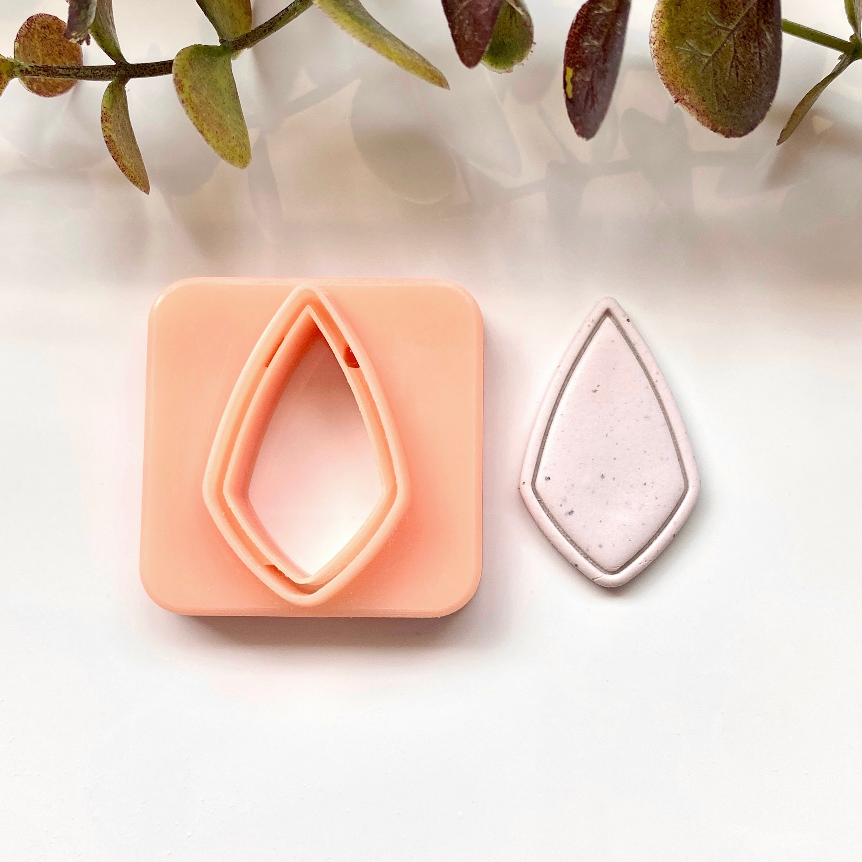 Poofy Long Diamond Border – Cutterglobe