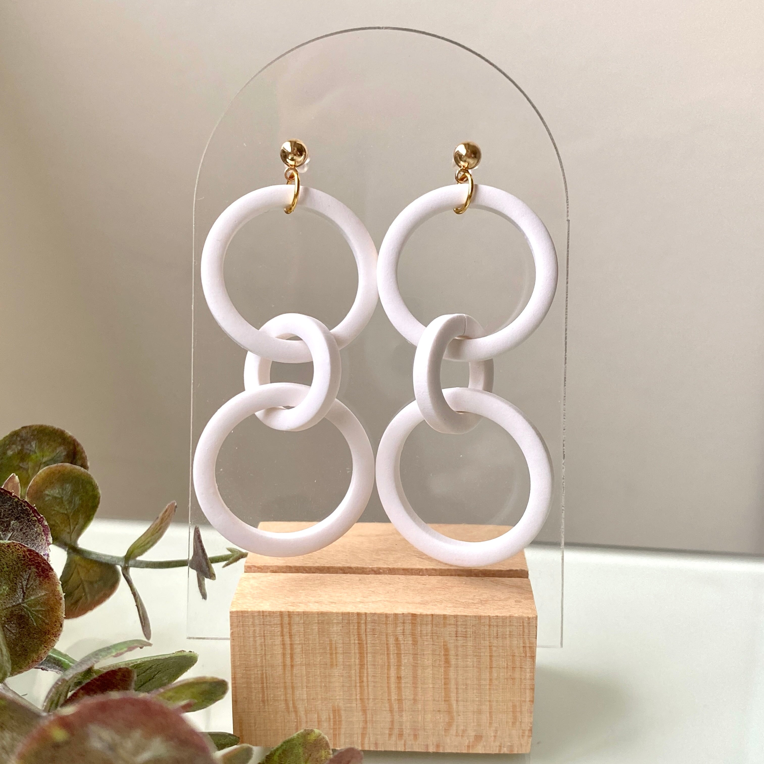 White Circle Interlock Dangles – Cutterglobe