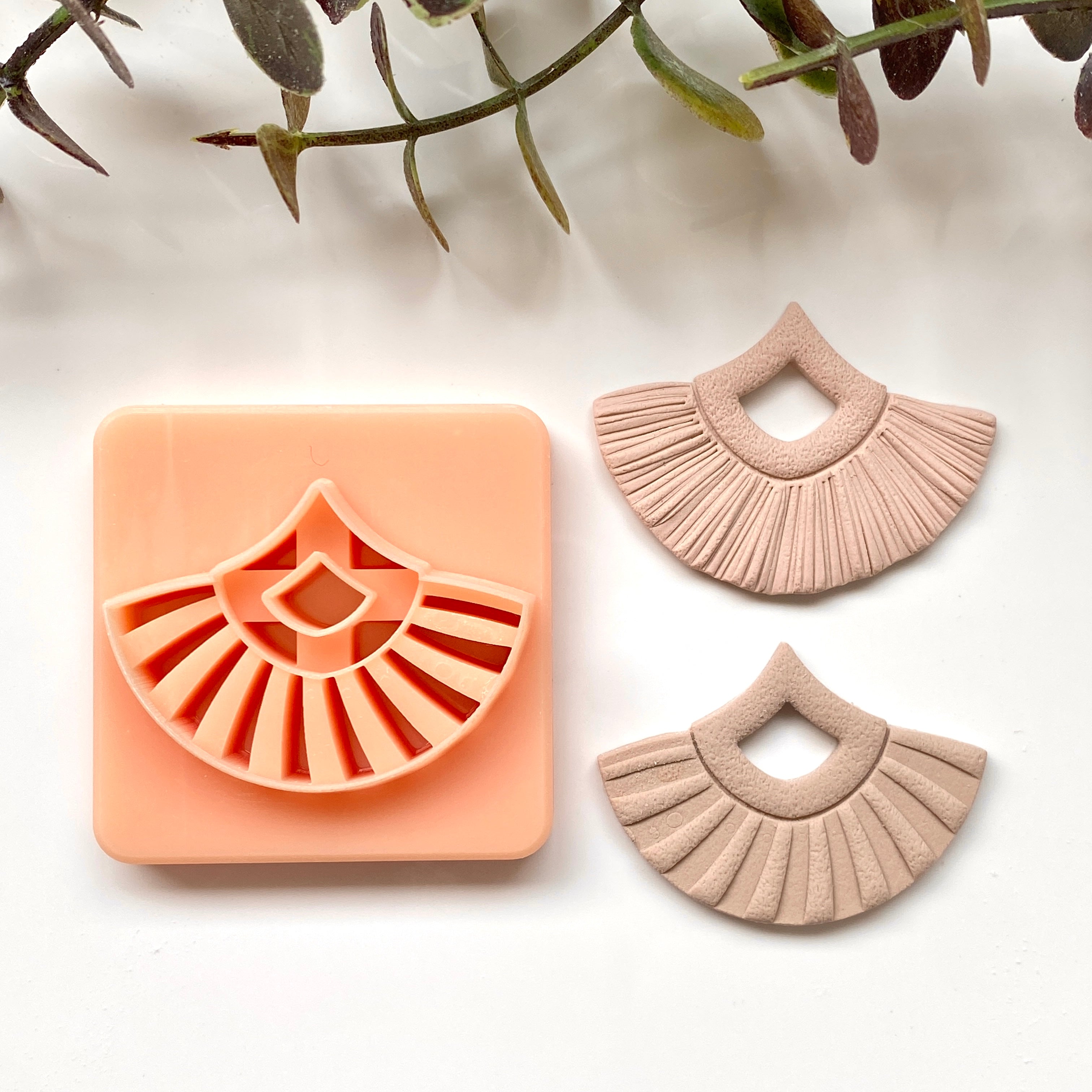 Pointy Fan Raffia Dupe – Cutterglobe